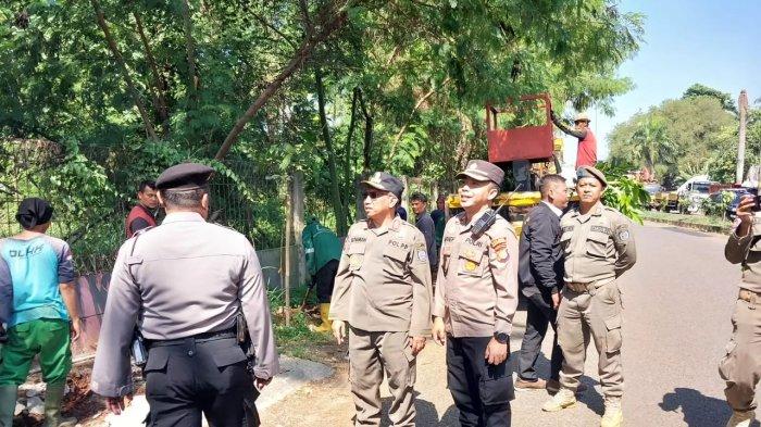 Satpol PP Depok Tertibkan Bangunan Liar di Cimanggis, Tanami Pohon Agar Tak Dibangun Kembali ...