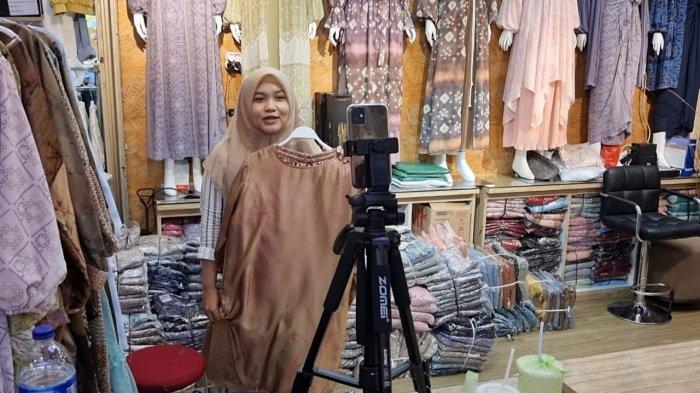 "Awalnya Gugup kini Ketagihan" Cerita Pedagang Pasar Tanah Abang Tawarkan Dagangan via Live ...