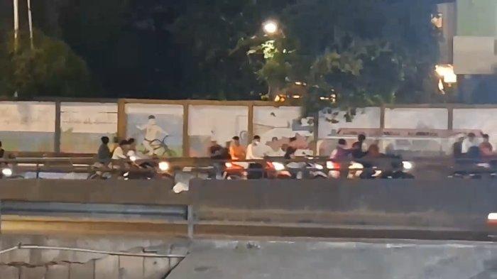 Bawa Batu hingga Petasan, Geng Motor Serang Warga di Kampung Nalo Pademangan - Tribunjakarta.com