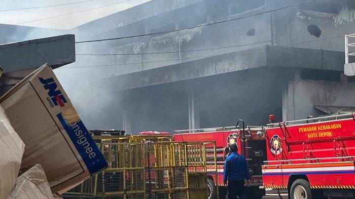 Kebakaran Hebat Gudang JNE Depok Diduga Gara-gara Penyebab Klasik Ini - Tribunjakarta.com