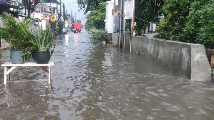 Hujan Lebat Disertai Angin Kencang Sebabkan Pohon Tumbang dan Banjir di Kota Bekasi ...