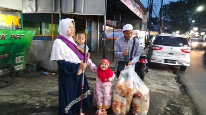 Pilu Penyandang Tunanetra Jualan Kerupuk Kerap Ditipu Pembeli: Ketahuan Saat Akan Aqiqah Anak ...