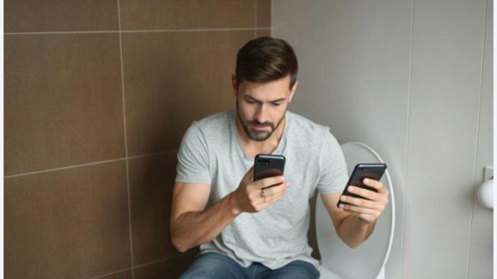Bahaya Main HP Sambil BAB, Benarkah Bisa Menyebabkan Wasir ...