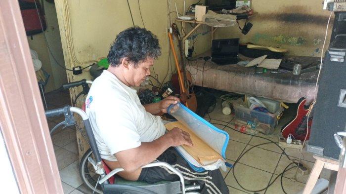 Pernah Juarai Festival Rock, Guru Gitar Disabilitas Bakal Rilis Album ...
