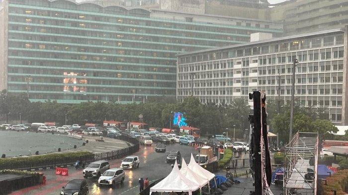 Jelang Perayaan Malam Tahun Baru, Kawasan Bundaran HI Diguyur Hujan Deras hingga Angin Kencang ...
