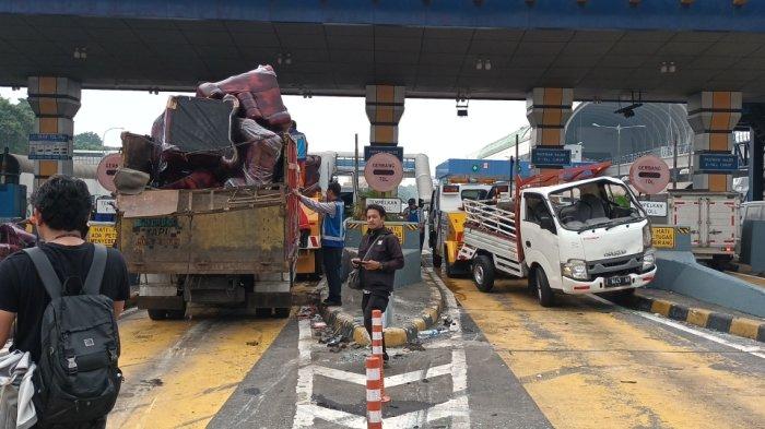BERITA FOTO Penampakan Ngerinya Kecelakaan Beruntun di GT Halim Utama ...