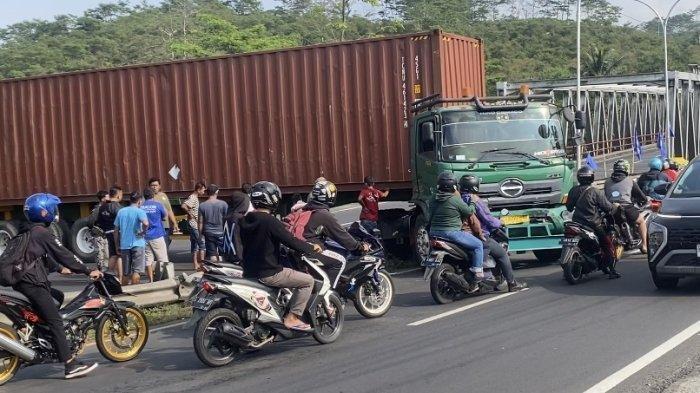 Kecelakaan Hari Ini di Semarang, Sopir Truk Trailer Sengaja Tabrak Truk ... Kecelakaan Hari Ini di Semarang, Sopir Truk Trailer Sengaja Tabrak Truk ...