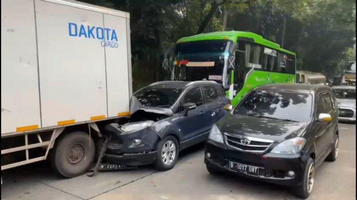 Kecelakaan Hari Ini di Cipayung: 6 Kendaraan Tabrakan Beruntun, Truk ...
