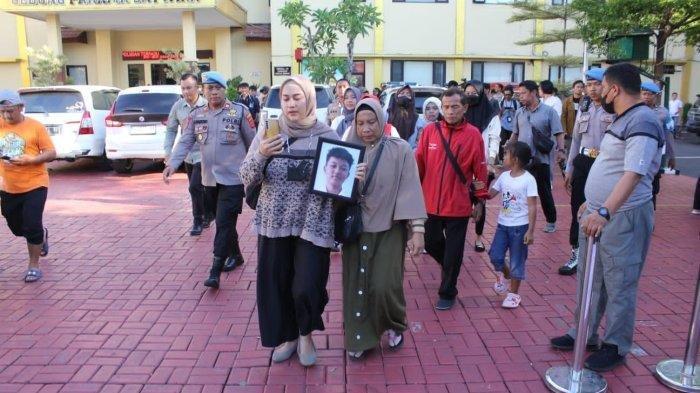 Jerit Ibunda Arya Saputra Tunjukan Foto Putranya Tewas Mengenaskan ...
