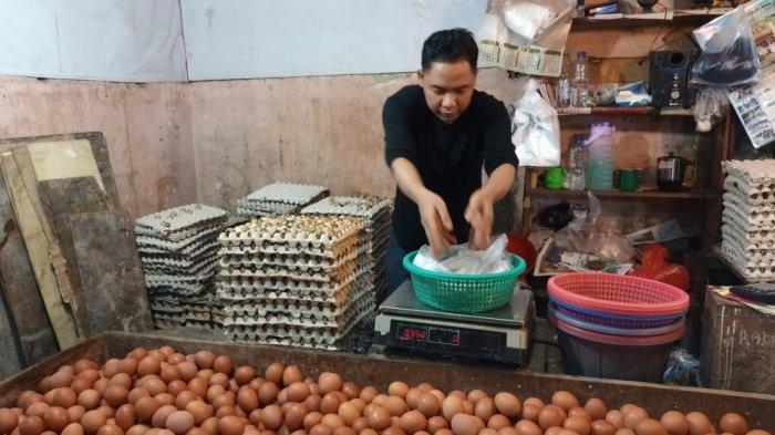 Jelang Nataru, Harga Telur Ayam di Pasar Cibubur Naik jadi Rp30 Ribu Per Kilogram ...