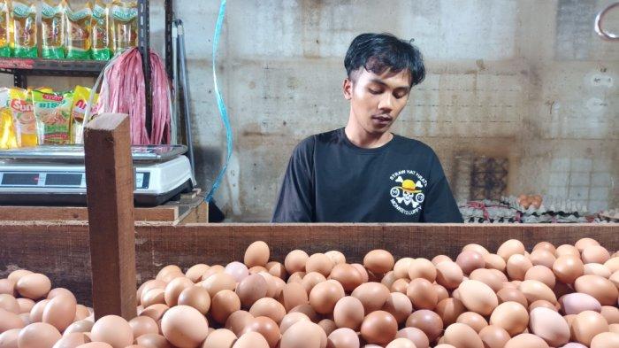 Harga Telur Mahal, Pembeli di Pasar Kramat Jati Cari Alternatif Pilih ...
