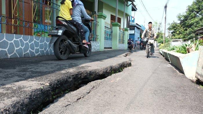 Jalan Amblas 50 Meter di Cawang Tak Kunjung Diperbaiki, Warga Khawatir Renggut Korban ...