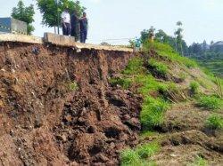 Turap Ruang Limpah Sungai Pondok Ranggon Longsor - Tribunjakarta.com