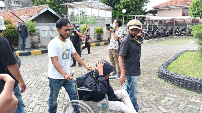 Kenakan Atribut Aremania, Puluhan Korban Tragedi Kanjuruhan Minta Perlindungan ke LPSK ...