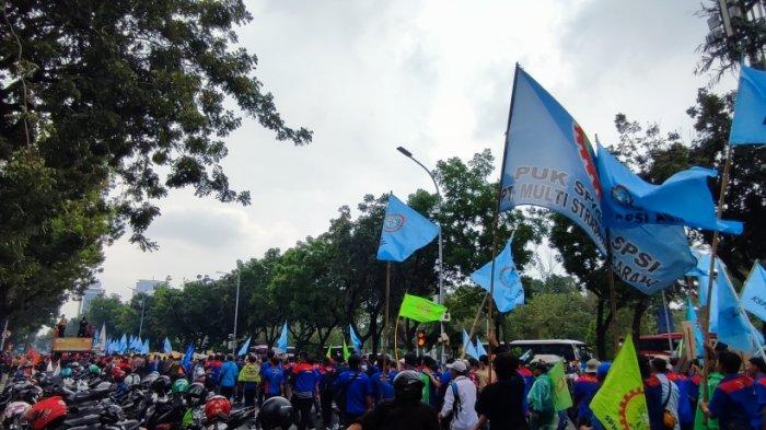 Ini Penampakan Demo Tolak Kenaikan Harga BBM, Massa Long March di Jalan Medan Merdeka Selatan ...