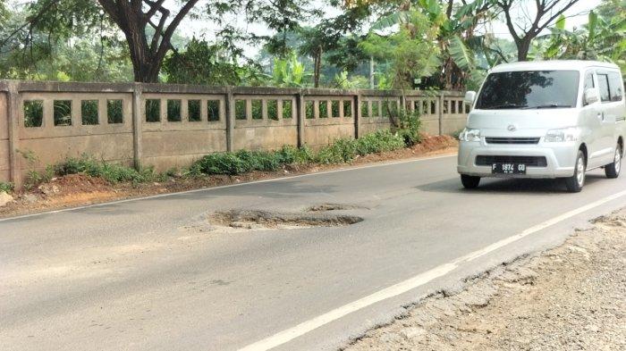 Disebut Tempat Jatuhnya Meteor, Lubang di Jalan Inspeksi Kalimalang ...