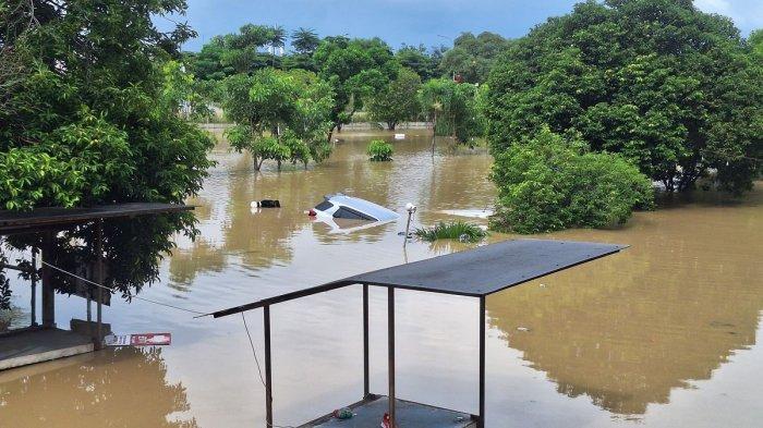 Update Mega Bekasi Hypermall yang Terendam Banjir, Sejumlah Mobil di ...