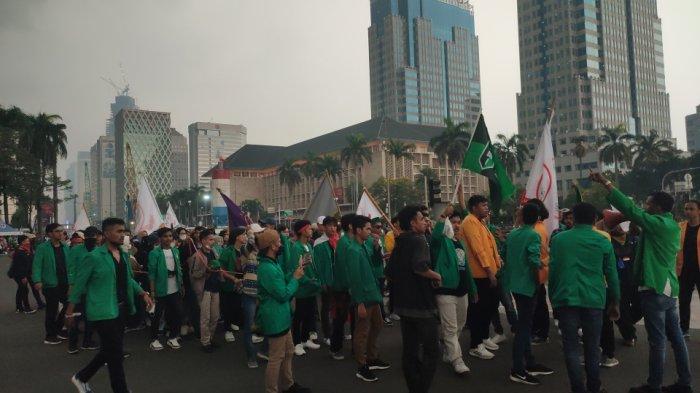 Emak-emak dan Mahasiswa yang Demo di Patung Kuda Bubar Selepas Maghrib ... Emak-emak dan Mahasiswa yang Demo di Patung Kuda Bubar Selepas Maghrib ...