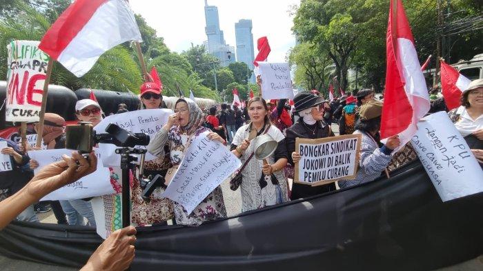 Aksi Emak-Emak Bikin Heboh Demo Tolak Pemilu Curang, Bawa Poster Nyeleneh Sampai Pukuli Alat ...