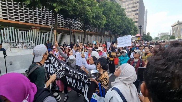 Emak-emak Geruduk Bawaslu RI, Demo Pemilu Curang sampai Keluhkan Harga ... Emak-emak Geruduk Bawaslu RI, Demo Pemilu Curang sampai Keluhkan Harga ...