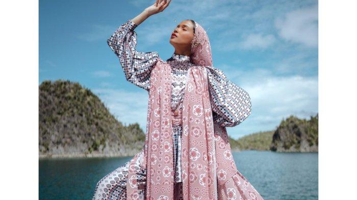 Tips Padu Padan Outfit Lebaran ala Model Iko Bustomi Untuk Kulit Gelap ...