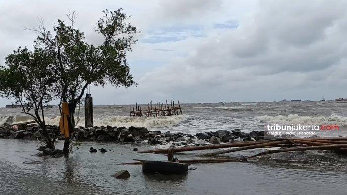 Ombak Besar Terjang Pantai Marunda Imbas Angin Baratan Awal Tahun ...