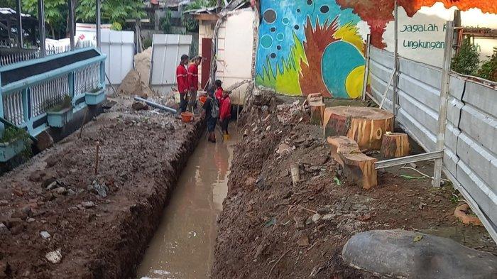 Imbas Tembok Roboh, SMAN 103 Jakarta Sementara Dipasangi Pengaman Seng ...