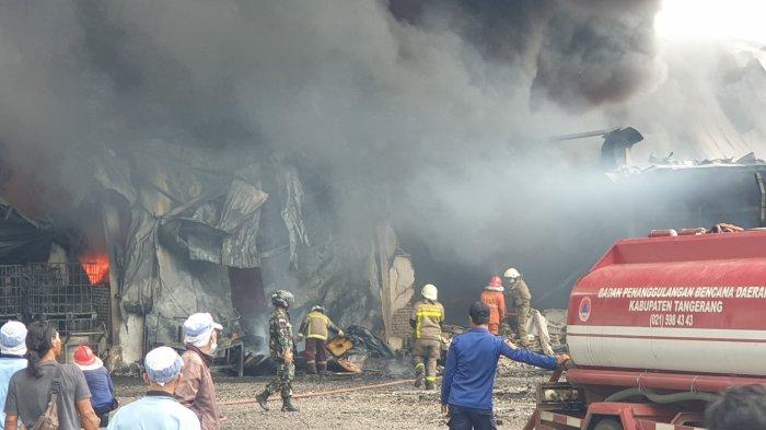 Kebakaran Pabrik di Tangerang Sambar Permukiman, Rumah Warga Ikut Kena ...