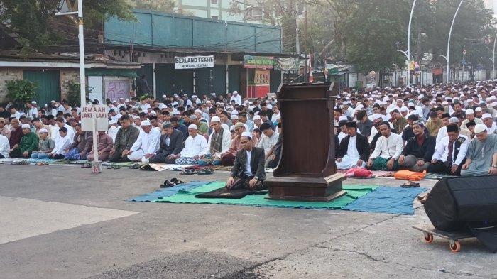 Deretan Foto Ribuan Warga Jaktim Khusyuk Tunaikan Salat Iduladha di Depan Gereja Koinonia ...