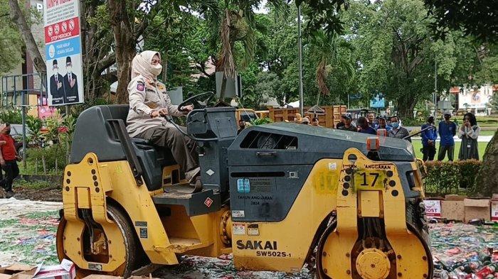 Satpol PP Depok Musnahkan Ribuan Botol Miras Hasil Operasi Triwulan Terakhir - Tribunjakarta.com