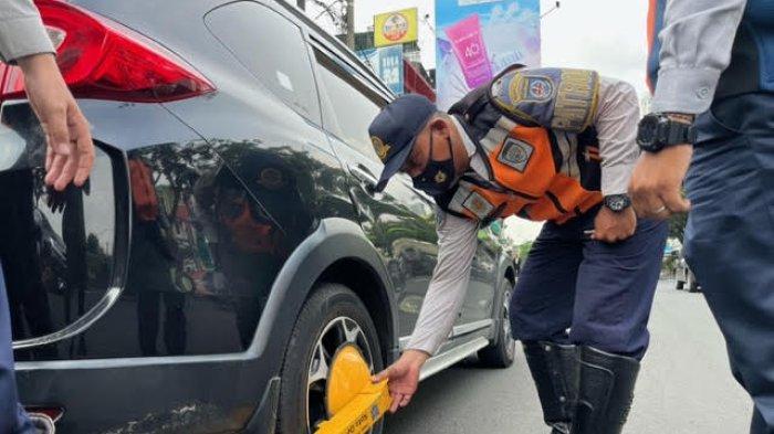 Petugas Tindak Parkir Liar di Jalan Raya Depok, 1 Mobil Digembok dan 20 ... Petugas Tindak Parkir Liar di Jalan Raya Depok, 1 Mobil Digembok dan 20 ...