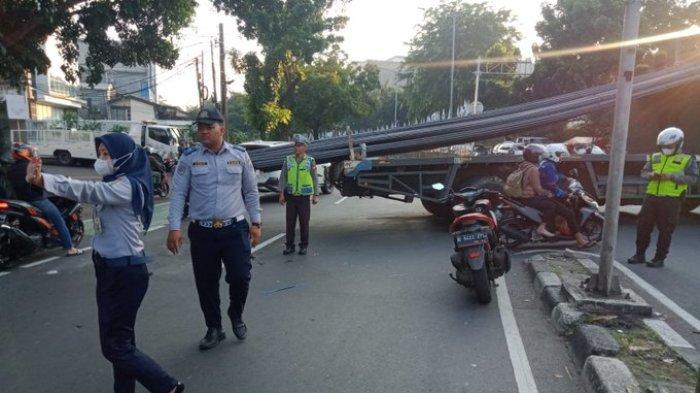 Kecelakaan Hari Ini di Tebet, Truk Tronton Pengangkut Besi Patah As Bikin Macet - Tribunjakarta.com