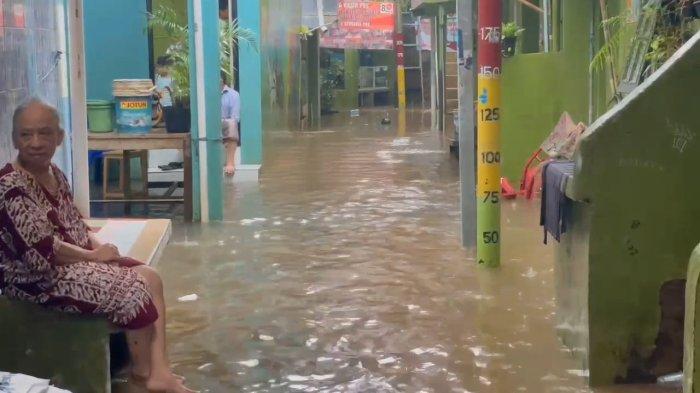 Ciliwung Meluap, Permukiman Warga Kebon Pala Jatinegara Terendam Banjir 70 Sentimeter ...