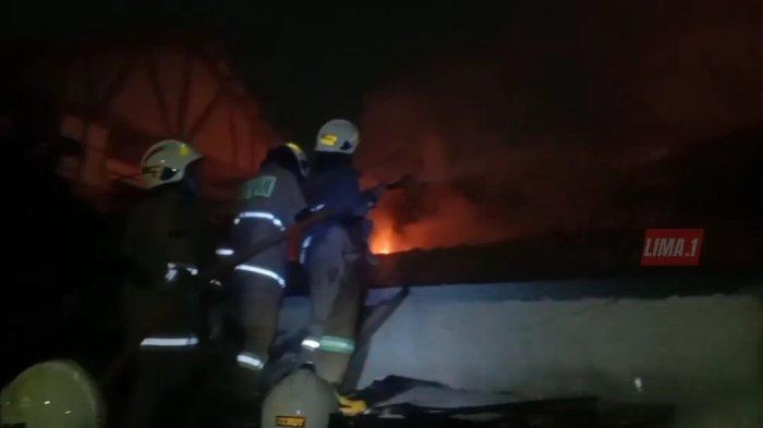 Kebakaran Rumah Warga di Pulogadung, Kerugian Capai Rp 600 Juta - Tribunjakarta.com