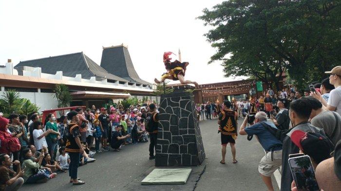 Taman Mini Suguhkan Tradisi Lompat Batu Hingga Bakar Batu Pada Libur ...