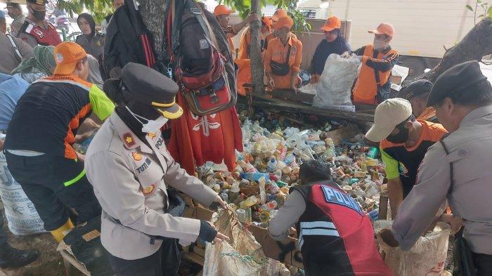 Rawan Banjir, Polisi TNI hingga Pasukan Oranye Kompak Bersihkan Sampah di Kali Baru Kramat Jati ...