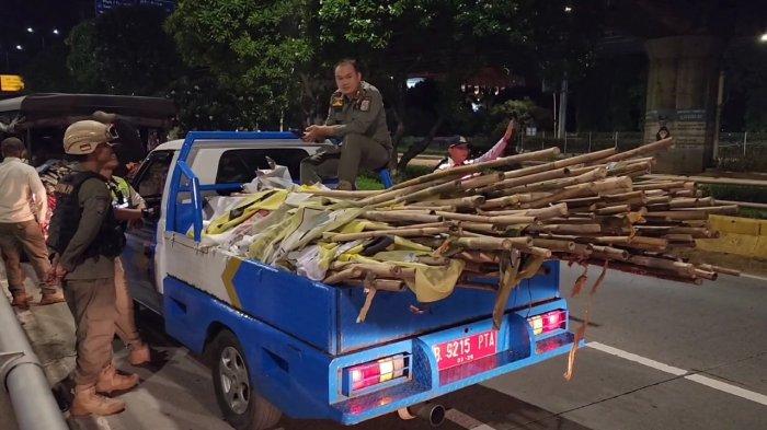 Bahayakan Pengendara, 784 Bendera Parpol Ditertibkan di Flyover Jakut ...