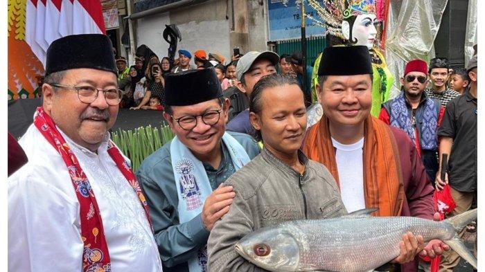 Ikut Lelang Bandeng, Pj Teguh dan Pram Kompak Bawa Pulang Ikan Jumbo 8 ...