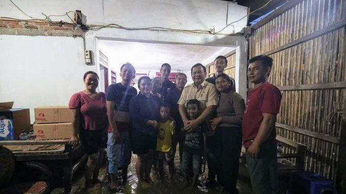 FOTO Presiden Prabowo Kunjungi Korban Banjir Babelan Bekasi, Jalan Terjang Genangan Cium Bayi ...
