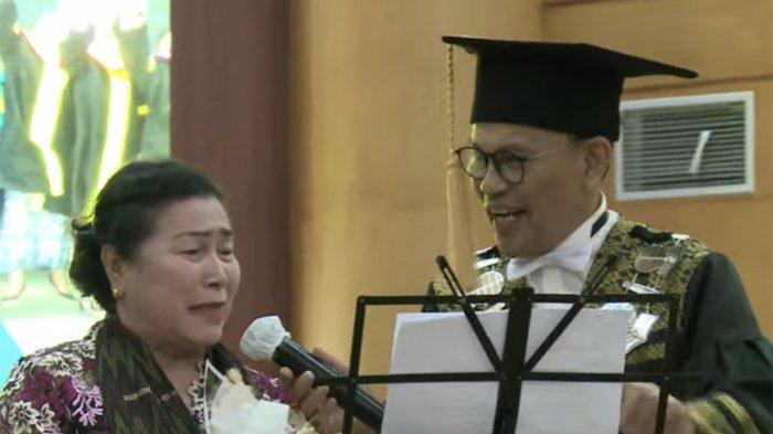Nyanyikan Lagu Anakku Na Burju di Wisuda Brigadir J, Ini Sosok Profesor ...