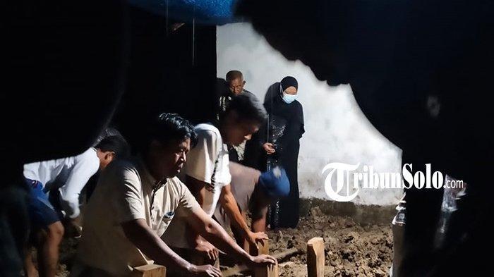 Penggali Kubur Kenang Sosok Keluarga Pebulutangkis Syabda Perkasa yang ...