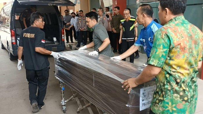 Haru Penyerahan Jenazah Zukhi Fitria dan Aulia Belinda Korban Kebakaran ...