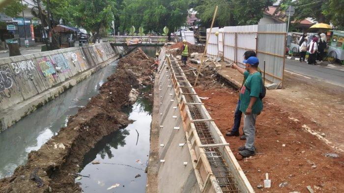 Perbaikan Turap Longsor Kali Utan Kayu Ditarget Rampung Awal Desember ...