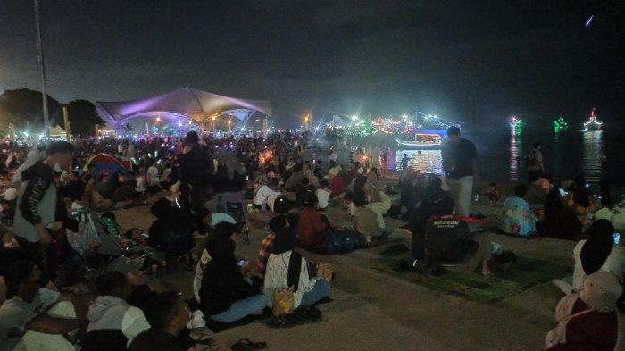 Puluhan Ribu Pengunjung Numplek di Pantai Ancol Jelang Pertunjukan Kembang Api Malam Tahun Baru ...