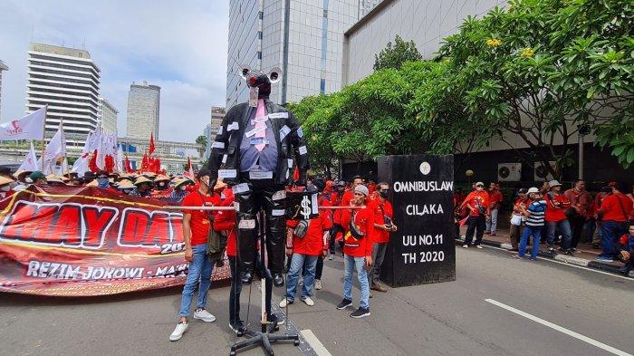 Potret Massa Demo Buruh di Monas, Bawa Buku 'Omnibus Law Raksasa ...