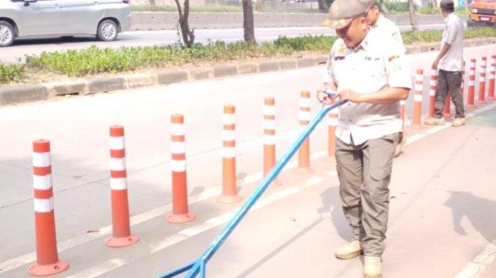 Awas! Banyak Ranjau Paku Bertebaran di Jalan Perintis Kemerdekaan ...