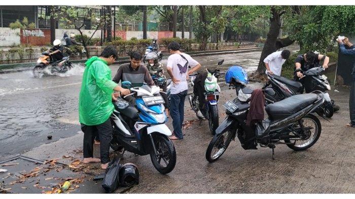 Nestapa Warga Lewat Jalan Gaya Motor yang Langganan Banjir: Motor Mogok, Baju Kecipratan ...
