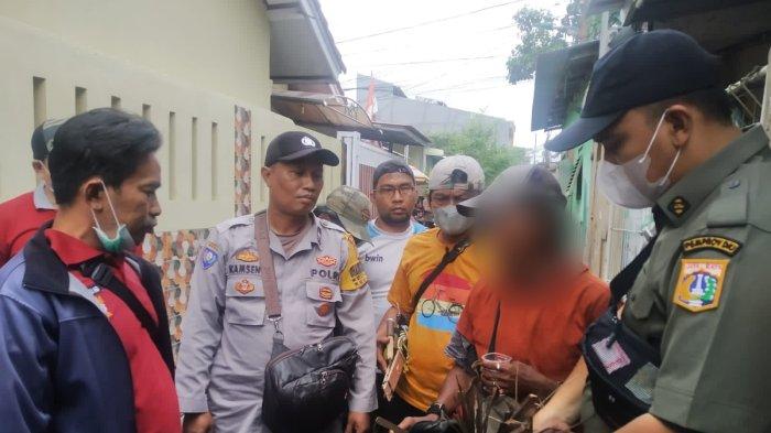 Bikin Resah Bawa Golok dan Pisau, Pedagang Mainan depan Sekolah di Koja Dibawa ke Kantor Polisi ...
