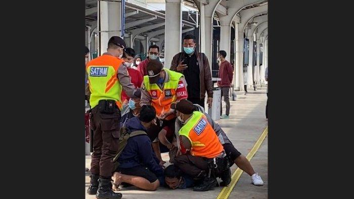 Tengkurap dan Tangan Diikat, Pria Diduga Copet Ditangkap di Stasiun ...