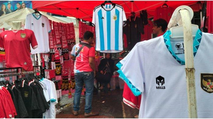 Pedagang Jersey Indonesia dan Argentina di Senayan Untung Besar. Dapat ...